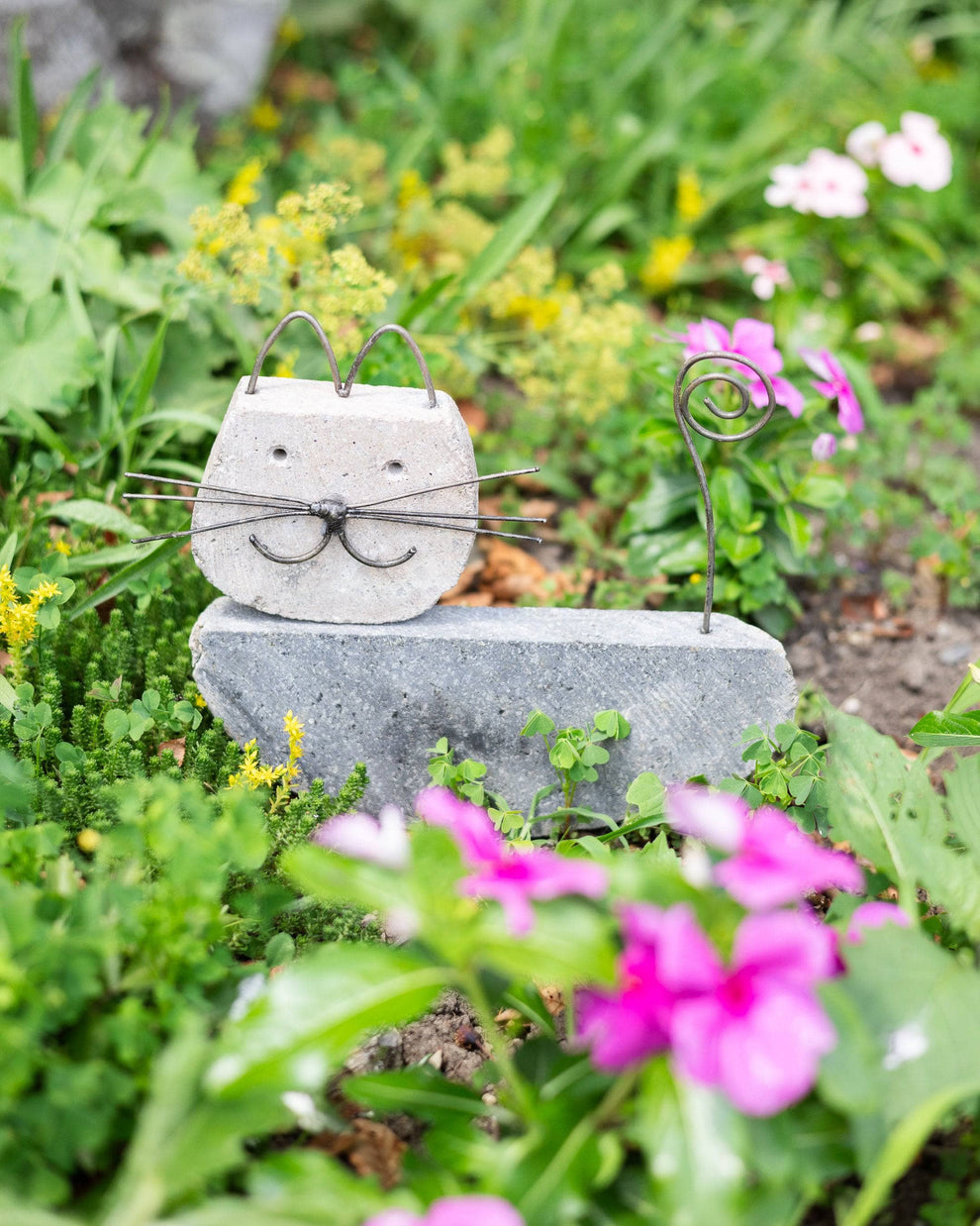 Cat River Stone Critter Garden Statue – Happy Gardens